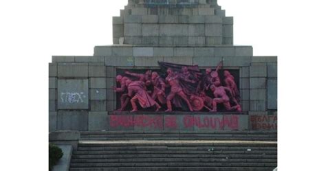 Паметникът на Съветската армия осъмна в розово и на чешки език