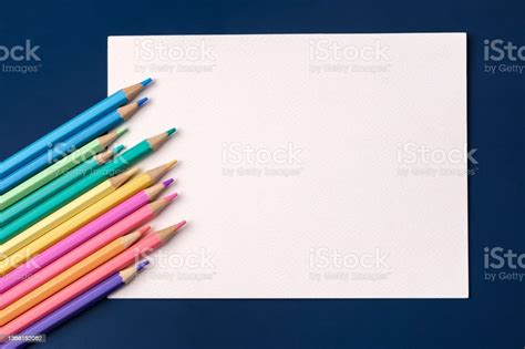 네이비 블루 테이블 배경에 컬러 파스텔 펜슬이 있는 상단 보기 종이 카드 0명에 대한 스톡 사진 및 기타 이미지 0명 가리기 갈색 Istock