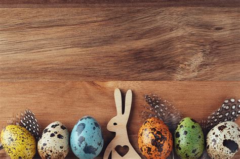 나무 토끼와 부활절 달걀 평평한 평지 상단 보기 복사 공간 부활절 개념 나무 배경에 축제 부활절 장식 복고풍 스타일의 밝은 배경 인사말 카드 0명에 대한 스톡 사진 및 기타