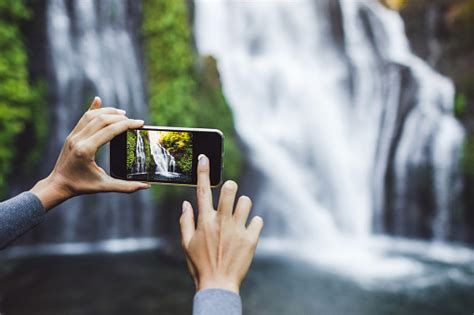 발리에서 폭포 바뉴말라의 사진을 찍는 여자 손 여행 개념 강에 대한 스톡 사진 및 기타 이미지 강 개념 경관 Istock