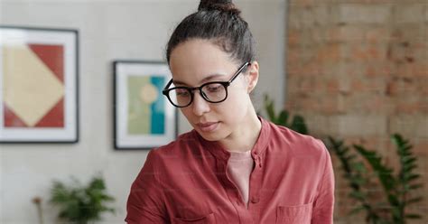 안경을 쓴 자신감 넘치는 젊은 히스패닉 여성이 현대적인 건물의 마켓을 들고 책상에 서서 집 계획을 분석한다 사진 Unsplash의 복사 공간 이미지