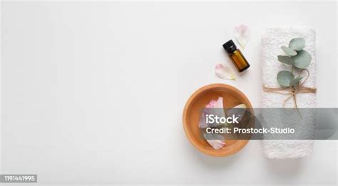 스파 시술을 위한 아로마 에센셜 오일과 친환경 화이트 타월 건강관리와 의술에 대한 스톡 사진 및 기타 이미지 건강관리와 의술 꽃 식물 꽃잎 Istock