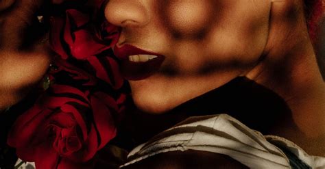 강렬한 시선 고 대비 관능 그림자 극적인 조명 대담한 메이크업 라이트 패턴 모델 문신 미스터리 빨간 머리 신비감 아름다움 아이 라이너 어두운 색조