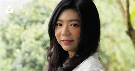 흰색과 파란색 줄무늬 스웨터를 입은 여성이 사진을 위해 포즈를 취하고 있다 사진 Unsplash의 무료 바투 이미지