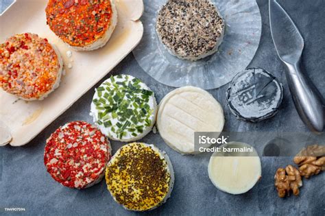 허브 파프리카 인도 카레 브루스 체 타 말린 토마토 등으로 만든 다양 한 맛을 가진 프랑스의 신선한 흰 부드러운 염소 치즈 모듬 0명에 대한 스톡 사진 및 기타 이미지