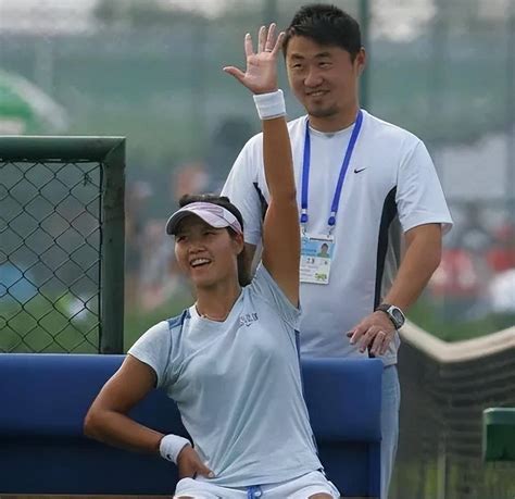 网坛传奇李娜，领奖台上被扇耳光退役，婚后至今不改口喊公婆爸妈训练比赛羽毛球
