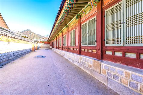 서울 경복궁 빌딩숲 사이에서 마주할 수 있는 옛 궁궐 Go Guides