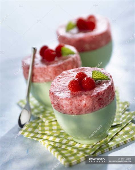 Closeup View Of Chilled Raspberry Souffle — Organic Tasty Stock