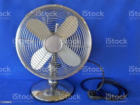 클래식 전기 테이블 팬입니다 크롬 복고풍 전면보기 클로즈업 파란색 배경에 대해 격리 선풍기 전기 설비에 대한 스톡 사진 및 기타 이미지 Istock