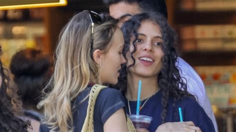 Lily Rose Depp 1 An Damour Avec Sa Compagne Danielle Balbuena Une Nouvelle Photo Très Câline