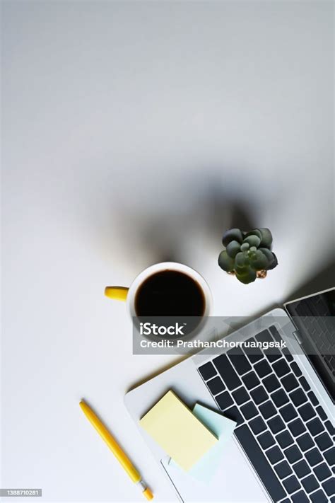흰색 테이블에 컴퓨터 노트북 커피 컵 노트북 및 즙이 많은 식물과 간단한 작업장 책상에 대한 스톡 사진 및 기타 이미지 책상 메모장 목재 재료 Istock