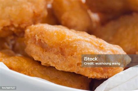 근접 촬영 골든 브라운 육즙이 많은 아메리칸 스타일 치킨 마이크 치킨 너겟 닭고기에 대한 스톡 사진 및 기타 이미지 닭고기