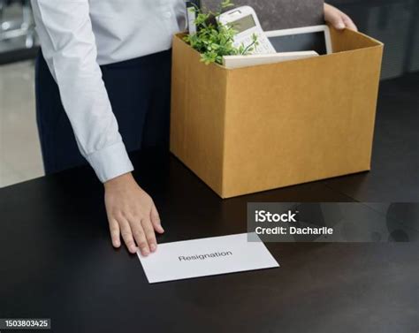 상사에게 사직서를 보내고 물건을 들고 사임하거나 사무실에서 책상으로 골판지 상자를 들고 다니는 비즈니스 여성 경영자에 대한 스톡 사진 및 기타 이미지 Istock