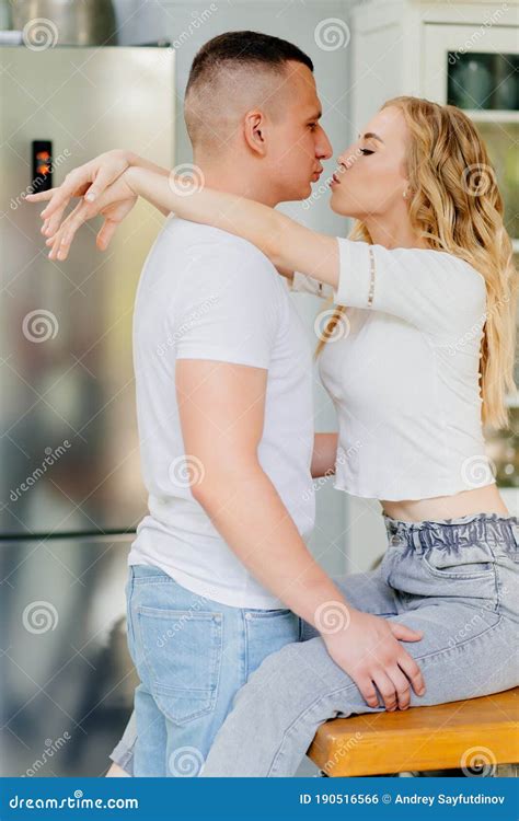 Un Par De Amantes Bes Ndose Y Abraz Ndose En La Cocina Foto De Archivo Imagen De Atractivo