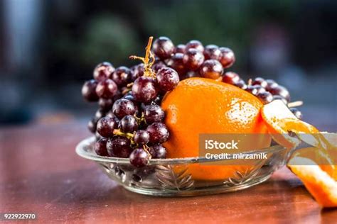 포도 왕 Vinifera 과일과 오렌지 감귤 류 Aurantium 나무 표면에 유리 그릇에 0명에 대한 스톡 사진 및 기타 이미지 Istock