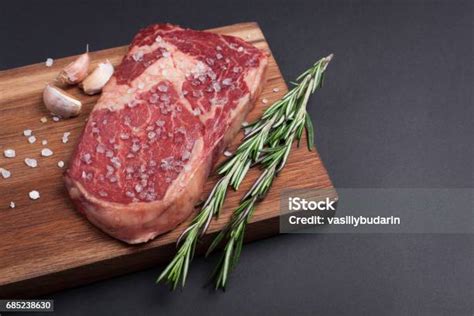 블랙 앵거스 차 돌 박이 고기 돌 어두운 배경에 향신료 클로즈업의 신선한 원시 조각 Ribeye 스테이크 갈비 음식에 대한 스톡 사진 및 기타 이미지 Istock