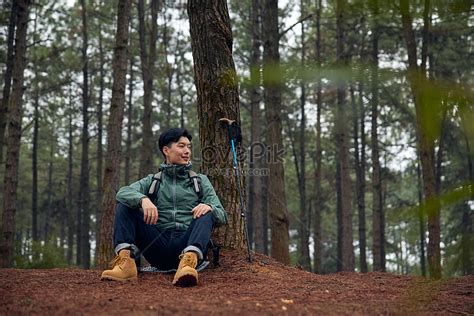 야외에서 하이킹하는 청년 사진 무료 다운로드 Lovepik