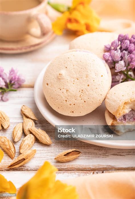 머랭케이크에 커피 한 잔과 커피 한 잔이 있는 흰색 나무 배경과 오렌지 린넨 직물 측면 보기 클로즈업 선택적 초점 0명에 대한 스톡 사진 및 기타 이미지 Istock