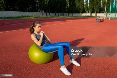 화창한 날에 경기장에서 맞는 공으로 운동을하는 매력적인 갈색 머리 소녀 빈 공간 20 24세에 대한 스톡 사진 및 기타 이미지