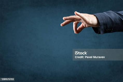 템플릿 이미지입니다 남자의 손은 두 손가락으로 빈 공간을 보유하고 있다 조작 개념 파란색 배경입니다 복사 공간 남자에 대한 스톡 사진 및 기타 이미지 Istock