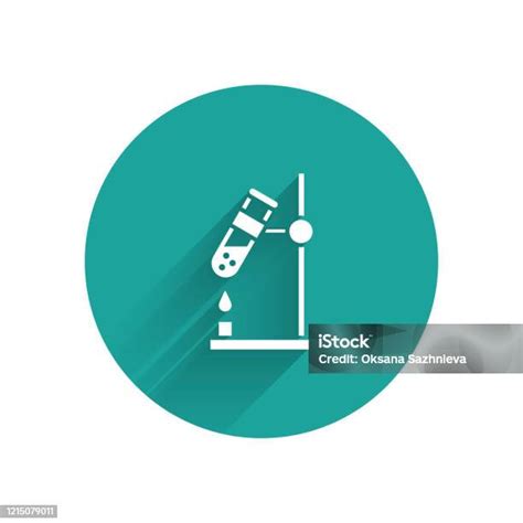 긴 그림자로 격리 된 화재 히터 실험 아이콘에 흰색 유리 시험관 플라스크 실험실 장비 녹색 원 버튼입니다 벡터 일러스트레이션