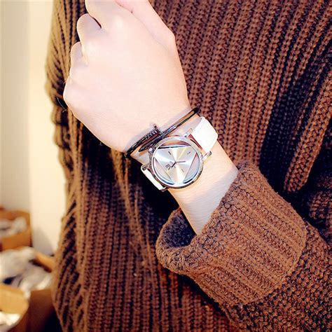 Badu Bg Дамски часовник Дамски ръчен кварцов модерен НОВ луксозен моден уникален триъгълен