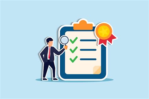 표준 품질 관리 또는 인증 승인 회사 정책 또는 준수 보증 체크리스트 문서 보증 개념 사업가는 표준 Qc 배지 문서로 돋보기를