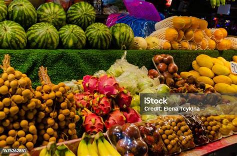 파타야 야시장에서 이국적인 신선한 태국 과일 태국 파파야 드래곤 프루트 람부탄 망고 스틴 패션 프루트 망고 수박 감귤 오렌지 바나나 용안 열매 구아바 시장 소매점에 대한