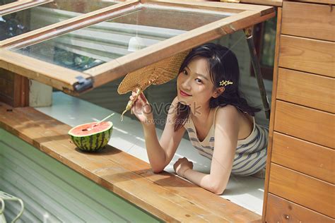 여름 활기찬 여성은 수박을 먹는다 사진 무료 다운로드 Lovepik