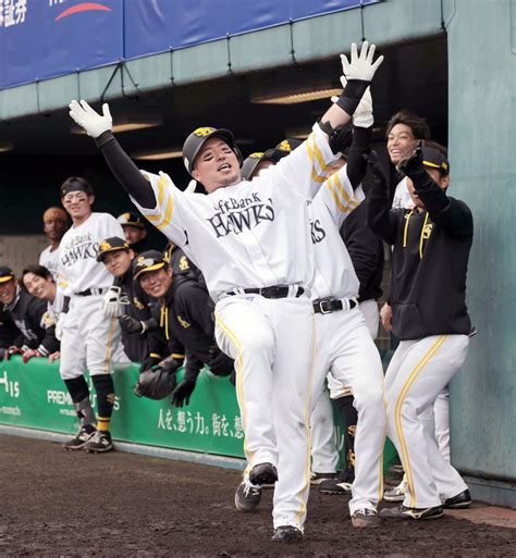 ソフトバンク・山川穂高が移籍後初hr 柳田悠岐と「どすこい」披露 2024年2月24日掲載 ライブドアニュース