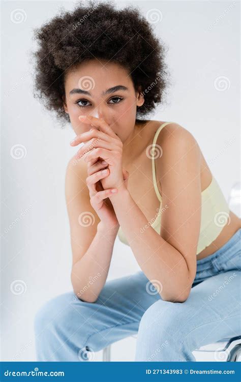 Mujer Afroamericana Cogiendo La Mano Imagen De Archivo Imagen De Aislado Gris