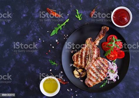 어두운 배경에 허브의 원시 돼지고기 스테이크 뼈에 원시 육즙이 스테이크 상위 뷰 갈비 음식에 대한 스톡 사진 및 기타 이미지 갈비 음식 건강한 식생활 고기 Istock