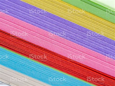 생생하고 생생한 여러 가지 빛깔의 쌓인 종이 배경의 추상적이고 클로즈업 화려하 고 쾌활 한 대각선 스트라이프 패턴과 질감 개념에 대한 스톡 사진 및 기타 이미지 Istock