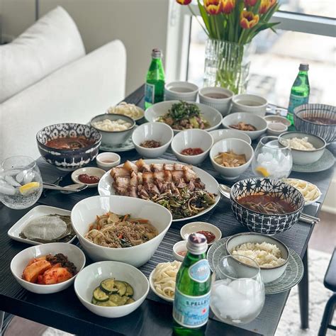 리니테이블 집밥•한식•홈쿡•플레이팅 떡국이랑 육전으로 간단히 차려먹은 새해 아침 출국까지 이제 딱 2주 남아서 무빙세일하고 차도 팔고 집 정리까지 하느라 정신이