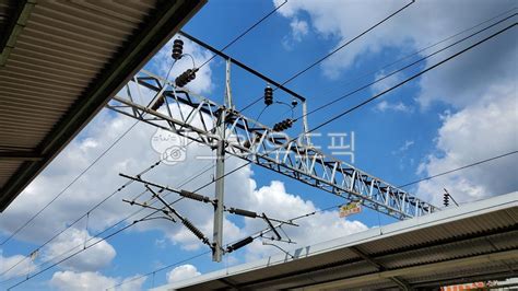 Utilitypole 전신주 지하철 전철 지하철역 사진 이미지 일러스트 캘리그라피 Waterzin작가