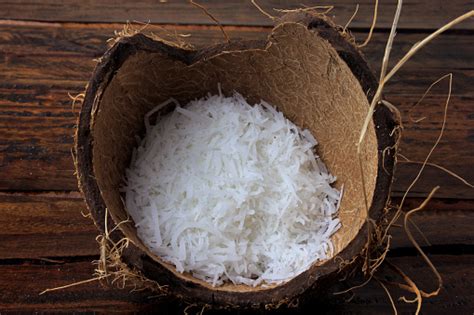 신선한 코코넛 플레이크와 칩은 소박한 나무 배경에 고립 된 껍질과 껍질에 배치 갈기갈기 찢어진에 대한 스톡 사진 및 기타 이미지 갈기갈기 찢어진 강판에 갈기 건강한