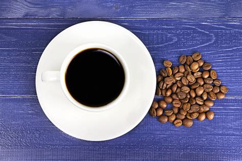 파란색 나무 배경에 커피와 커피 콩 한 잔 화이트 커피 컵과 접시 공간을 복사합니다 텍스트에 대 한 배치 0명에 대한 스톡 사진 및 기타 이미지 Istock