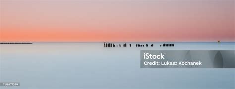 바다 일몰 하늘 화려한 파노라마 황혼하늘과 평화로운 물 배경 0명에 대한 스톡 사진 및 기타 이미지 0명 관광 구름이