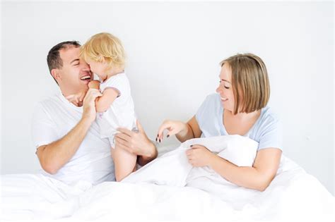 행복 하 고 사랑 가족 아침 개념입니다 침대에 그들의 딸과 함께 재미 잠 옷에 쾌활 한 부모 가족 함께 집에서 자유 시간을 보내고입니다 소프트 선택 초점입니다 텍스트를 위한