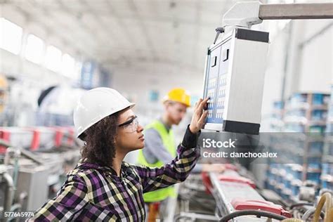 기계용 제어판을 사용하여 공장에서 일하는 여성 근로자 자동화에 대한 스톡 사진 및 기타 이미지 자동화 창고 제조 Istock