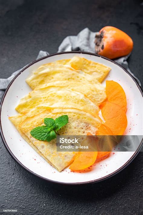 얇은 팬케이크 감 크레이프 슈로브타이드 휴일 Maslenitsa 달콤한 디저트 아침 식사 팬케이크 음식 간식 테이블 복사 공간 음식 배경에 0명에 대한 스톡 사진 및 기타