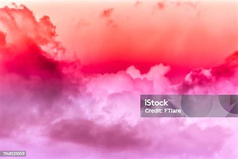 황혼의 하늘 밝은 파스텔 핑크 색상의 효과와 함께 부드러운 구름의 화려한 일몰입니다 0명에 대한 스톡 사진 및 기타 이미지