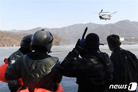 얼음위 조난 조종사 구조훈련 펼치는 공군 탐색구조비행단