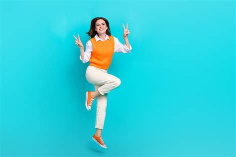 젊은 성공한 여성 인플루언서 사무실원 Vsign 점프 평화를 보여주는 전신 간부 사진 모두가 청록색 배경에 고립되어 있습니다 20 24세에 대한 스톡 사진 및 기타 이미지