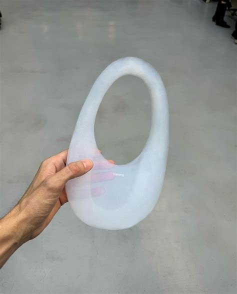 這絕對是世界上最浪漫的小廢包Coperni 用空氣做了一款包 The Femin