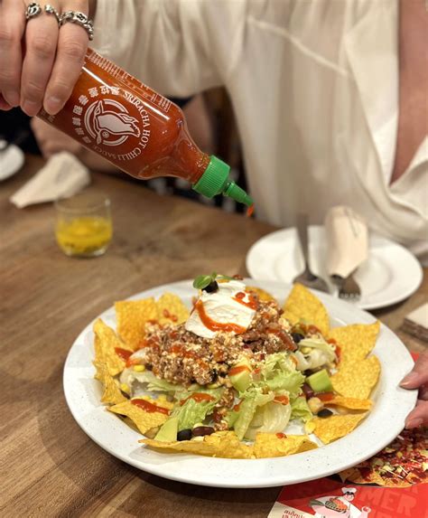 ชุนโจ On Twitter วันก่อนไปกินโอ้กะจู๋มา แล้วเค้ามีซอสศรีราชาในตำนาน