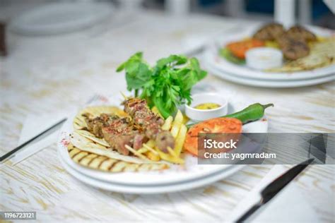 그리스 음식 Souvlaki Shish 케밥 간식 및 전채 배경 메제 자이로 튀긴 오징어 반지 수블라키 우조 생선 피타 그리스 샐러드 Tzatziki 페타 올리브와 야채의