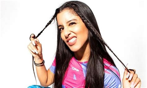 Μαρίνα Σάττι Η καυτή σέλφι και η παπαρατσική φωτογραφία με την πίσω