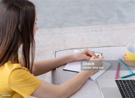 편안한 프리랜서 여자 smm 전문가 웹 프로그래머 주부 학생 사업가 여자 여자 집에서 소파에 앉아 스마트폰을 입력 원격 원격