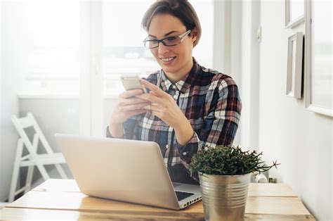 Hermosa Chica Enviando Mensajes De Texto Mientras Trabajaba En La Oficina En Casa Destello De